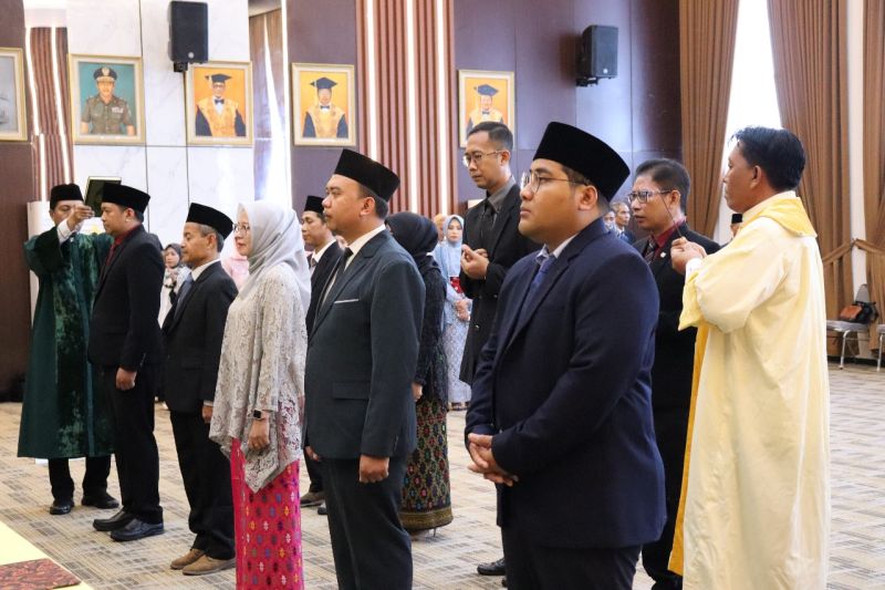 Rektor Unram Resmi Lantik Kepala Biro Akademik dan Kemahasiswaan, serta ... Rektor Unram Resmi Lantik Kepala Biro Akademik dan Kemahasiswaan, serta ...
