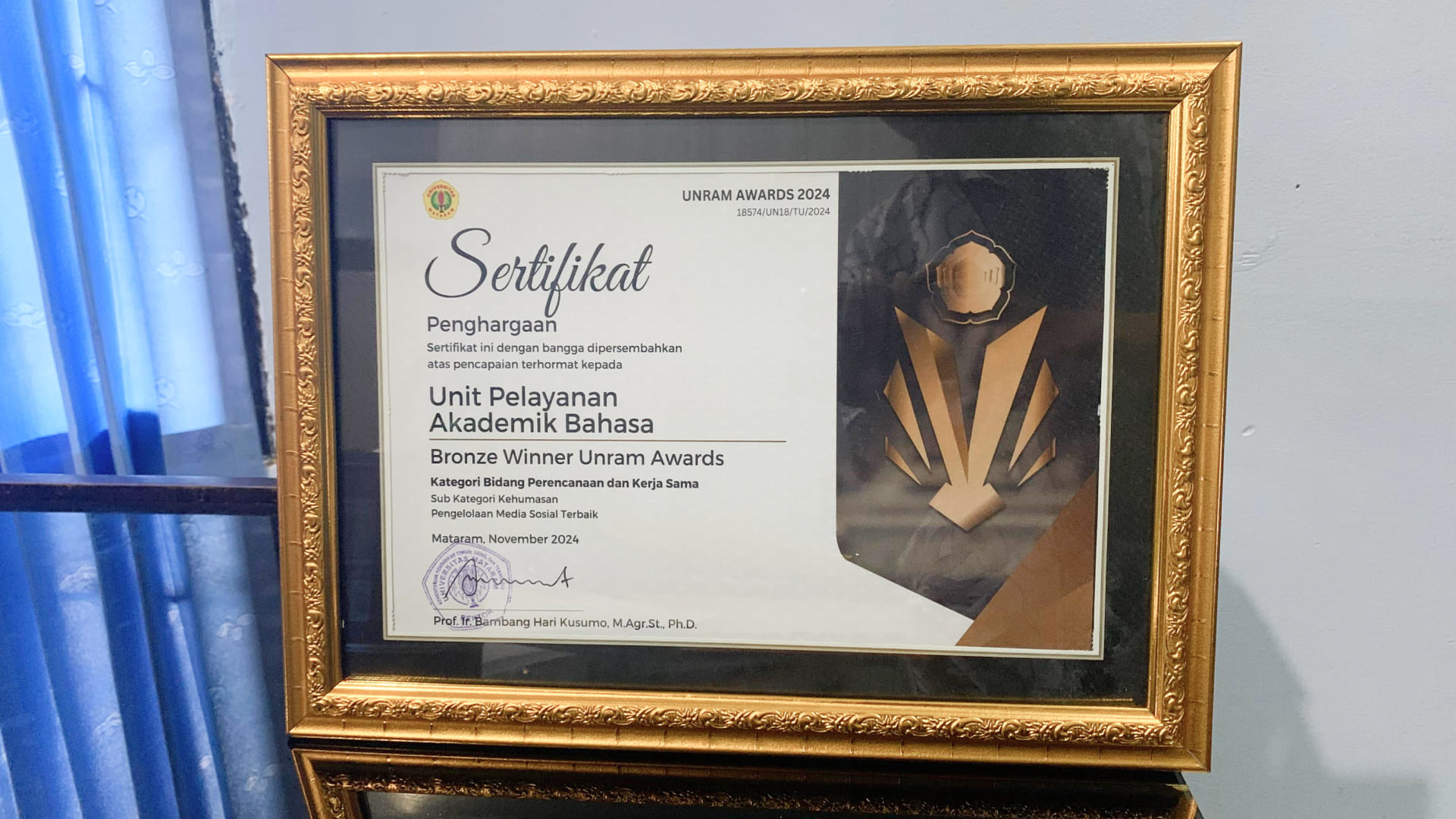 Sapu 2 Medali Bronze dalam Unram Award, UPA Bahasa Unram berhasil duduki posisi 3 terbaik ...